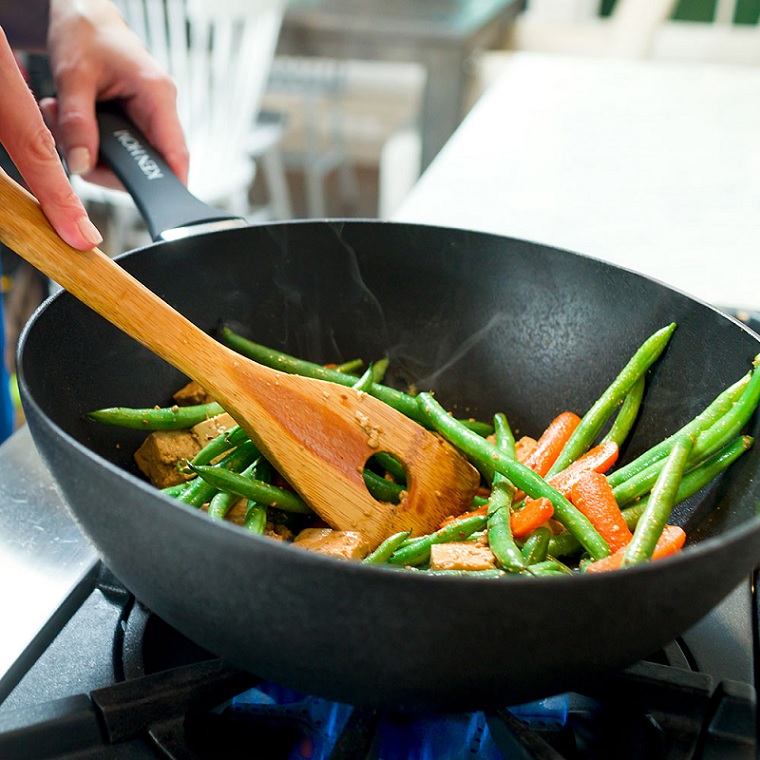 Classic Non-Stick Aluminum Wok, 12 in. | Berings