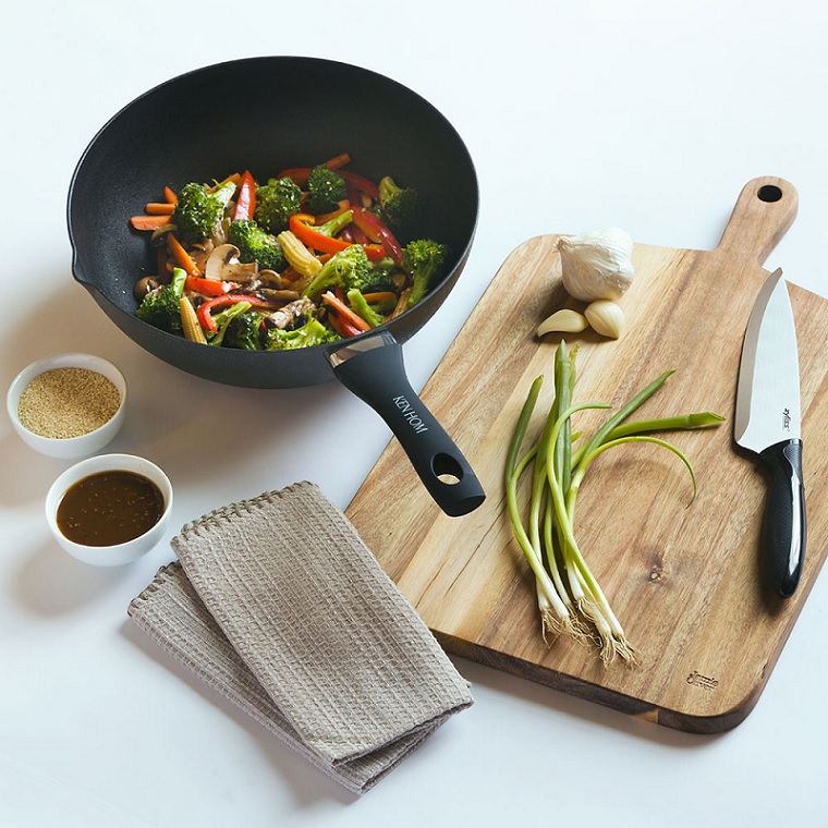 Classic Non-Stick Aluminum Wok, 12 in. | Berings
