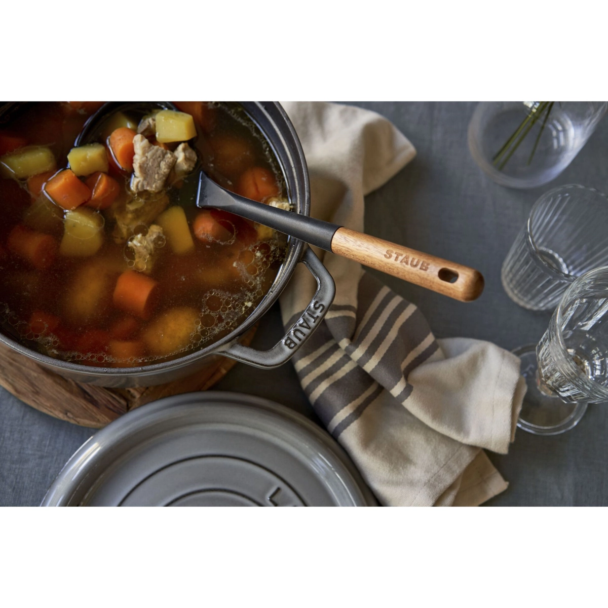 Staub 4 Qt Round Cocotte - Graphite Grey | Berings